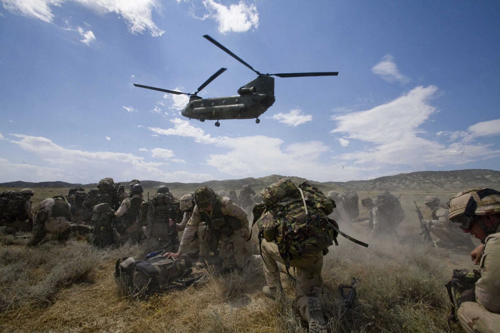 Transporthelikopter landt om troepen op te halen.